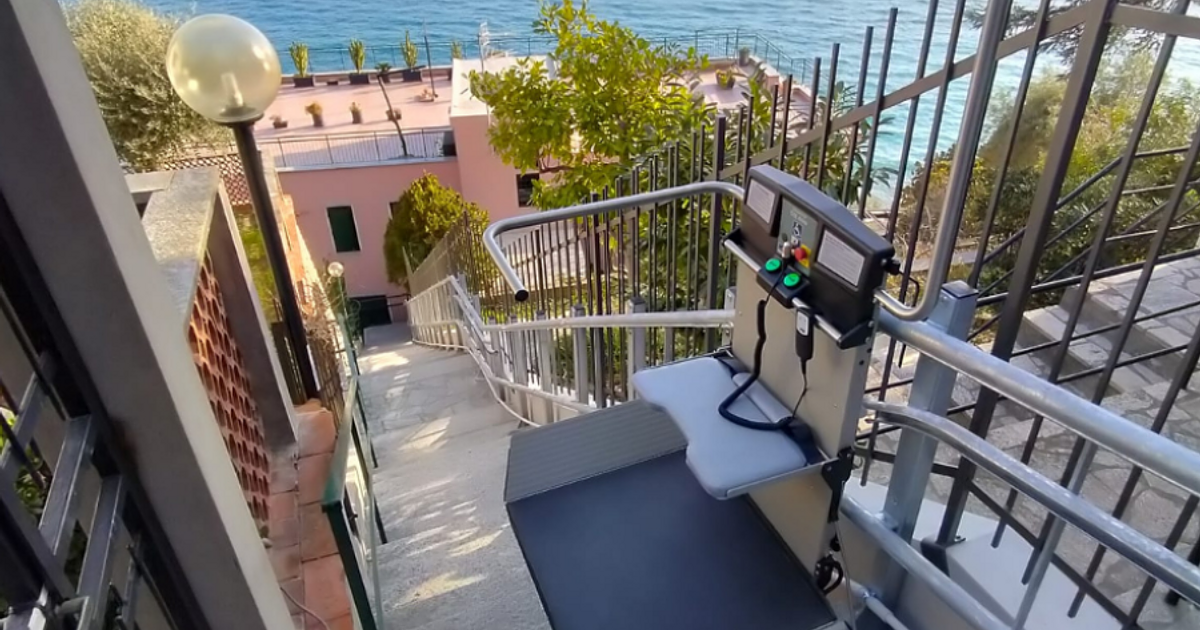 Montascale per disabili a Savona per scalinata di discesa al mare ...