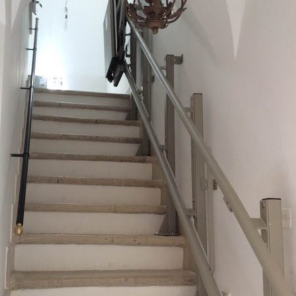 Montascale per scala stretta | Garaventa Lift Italia